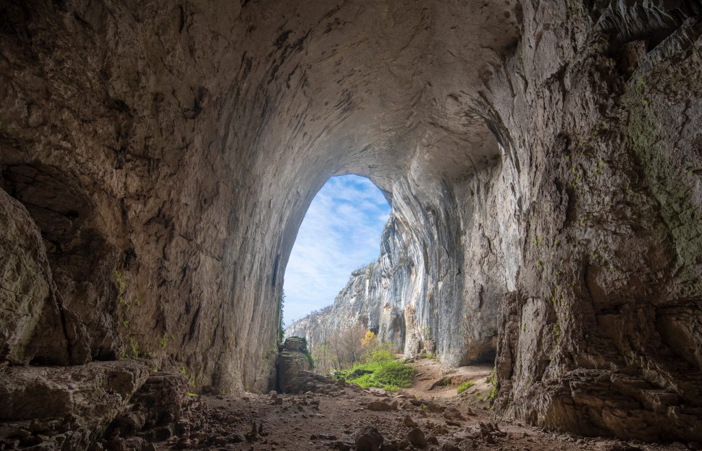 SECRETELE PESTERII “PROHODNA”- CEA MAI MISTICA PESTERA DIN BULGARIA